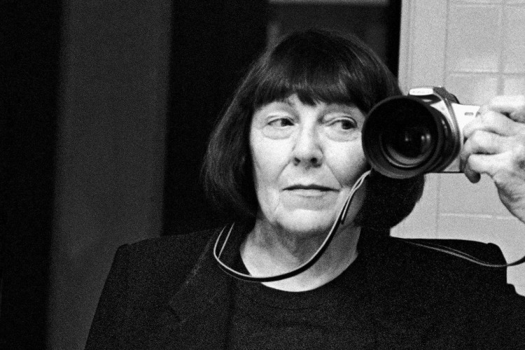 June Newton, żona słynnego fotografa nie żyje. | Fotopolis.pl